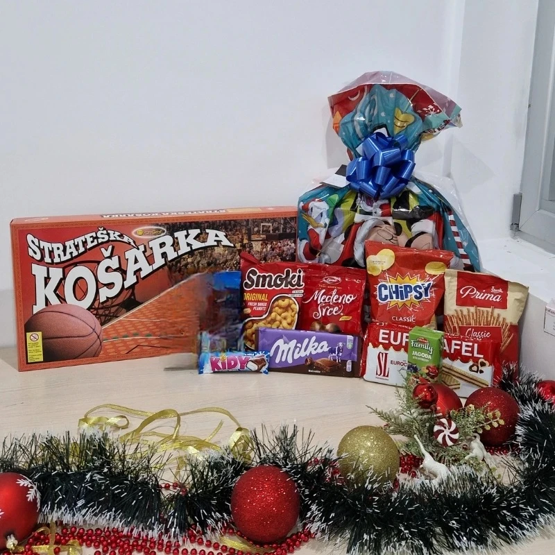 Novogodišnji slatki paketić za dečake od 1699 din 2024, 8-12g