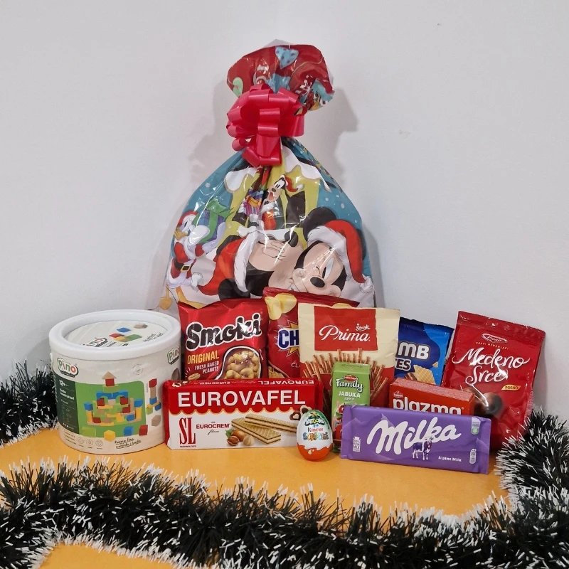 Novogodišnji slatki paketić za decu od 1999 din 2023, 1-3g